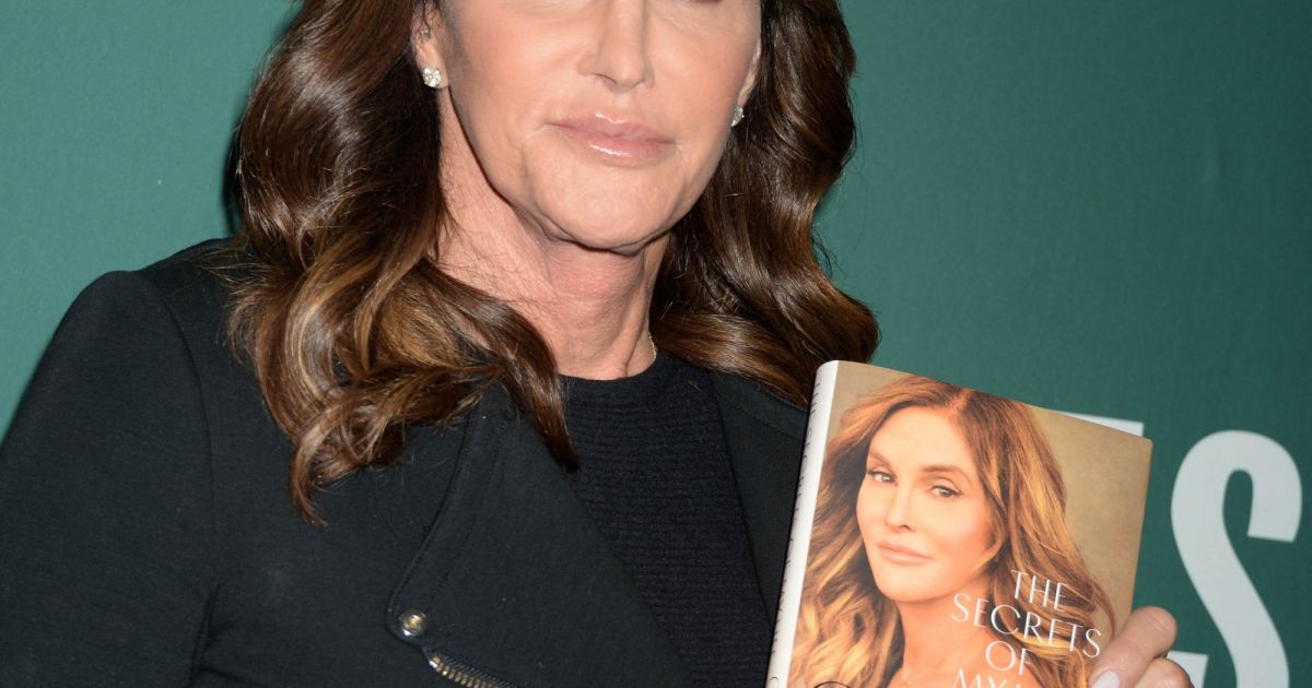 Caitlyn Jenner pose lors d'une séance de dédicaces pour son nouveau ...