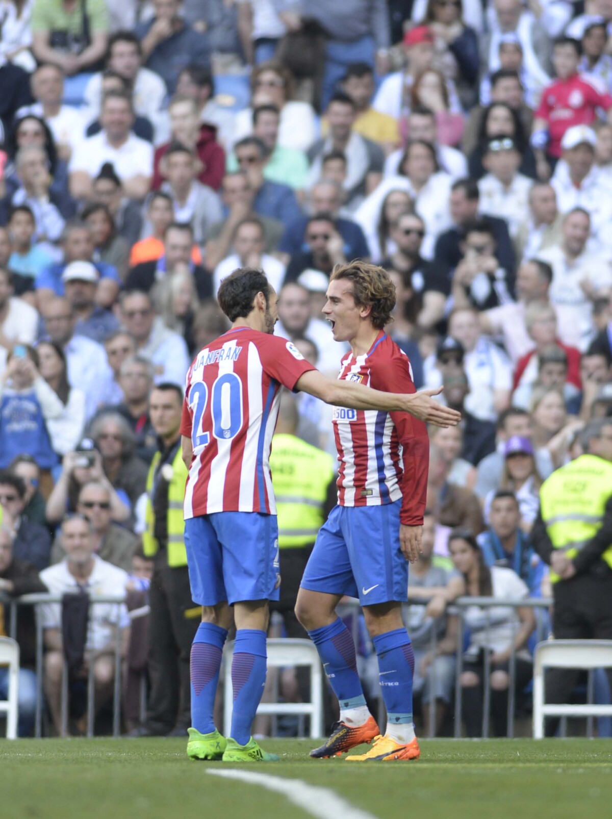 Photo : Antoine Griezmann célèbre son but lors du match de football de ...