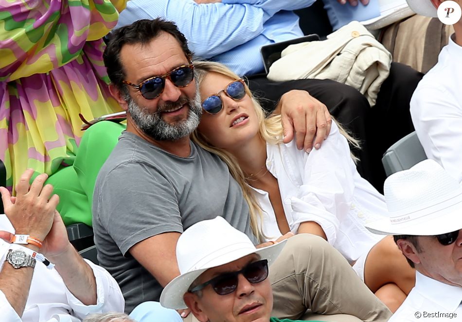 Gilles Lellouche et sa compagne Alizée Guinochet dans les tribunes lors ...