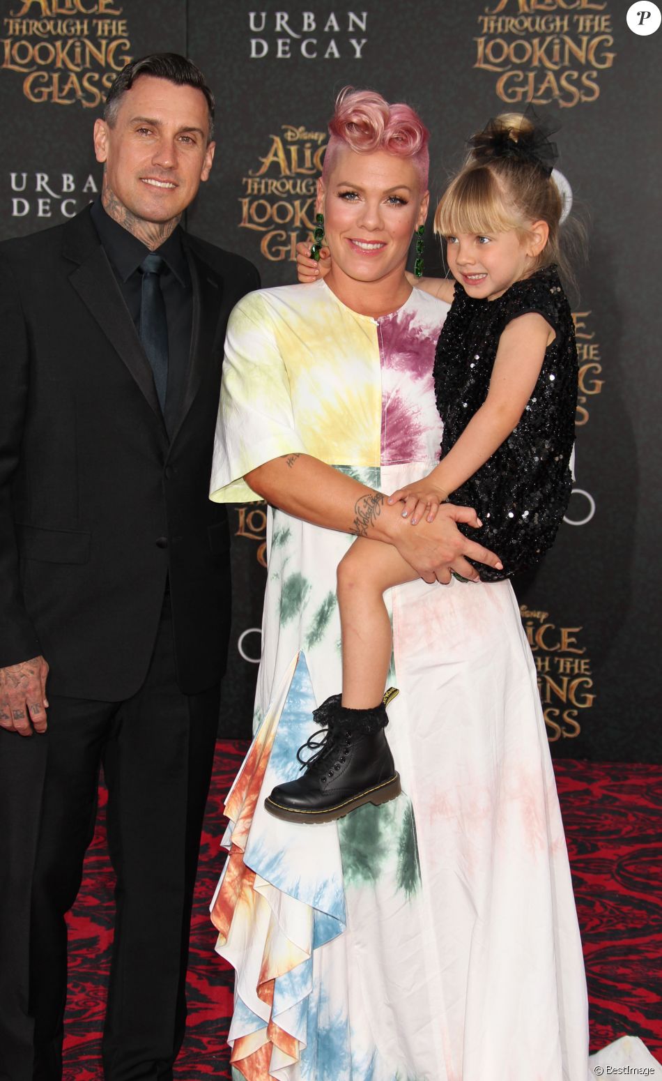 Pink, son mari Carey Hart et leur fille Willow à la première de Alice ...