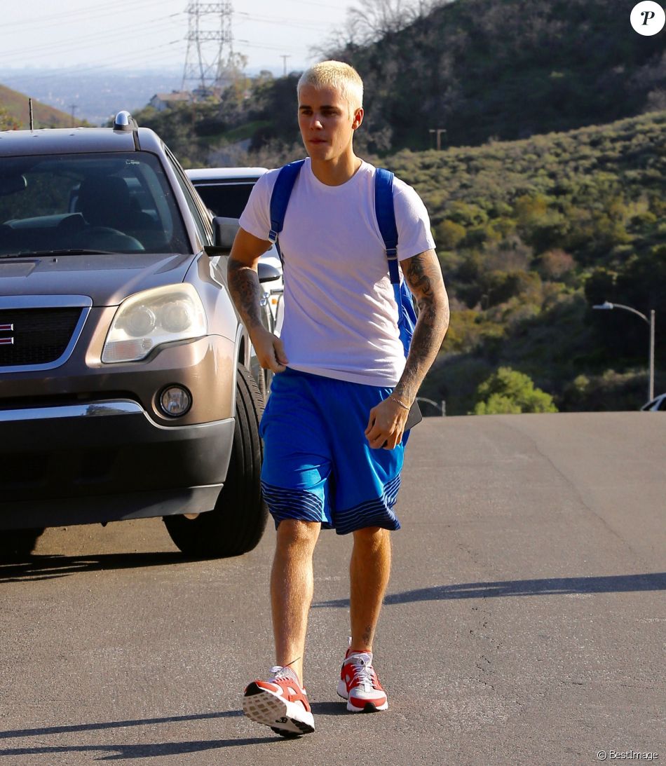 Justin Bieber arrive au volant de sa jeep Mercedes et fait une balade ...
