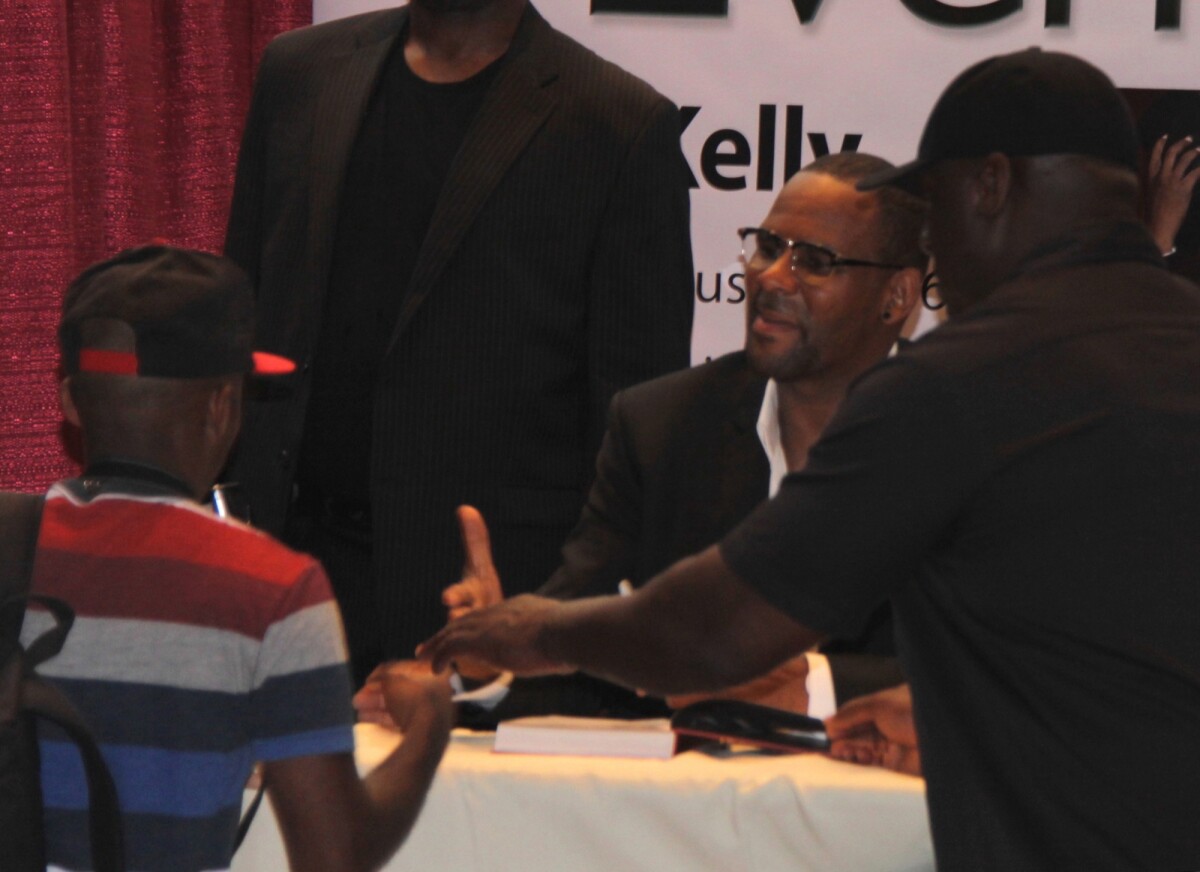 Photo : R.KELLY SIGNE SON LIVRE "SOULACOASTER" AU BARNES & NOBLE A ...