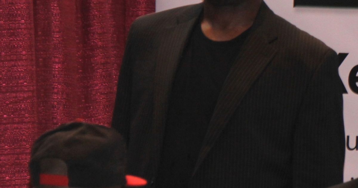 R.KELLY SIGNE SON LIVRE SOULACOASTER AU BARNES & NOBLE A WASHINGTON, LE ...