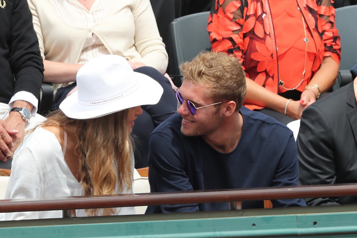 Photo : Kevin Mayer et sa compagne - Les célébrités dans les tribunes lors des internationaux de ...