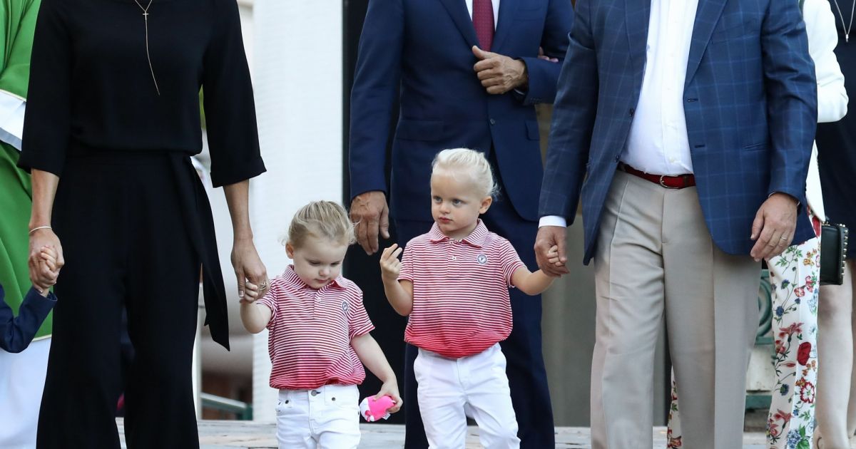 De gauche à droite, le fils de Jean Leonard de Massy, Melchior, la ...