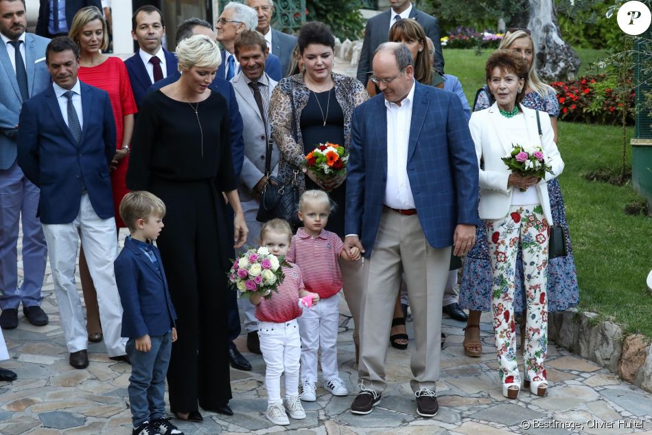 De gauche à droite, le fils de Jean Leonard de Massy, Melchior, la ...
