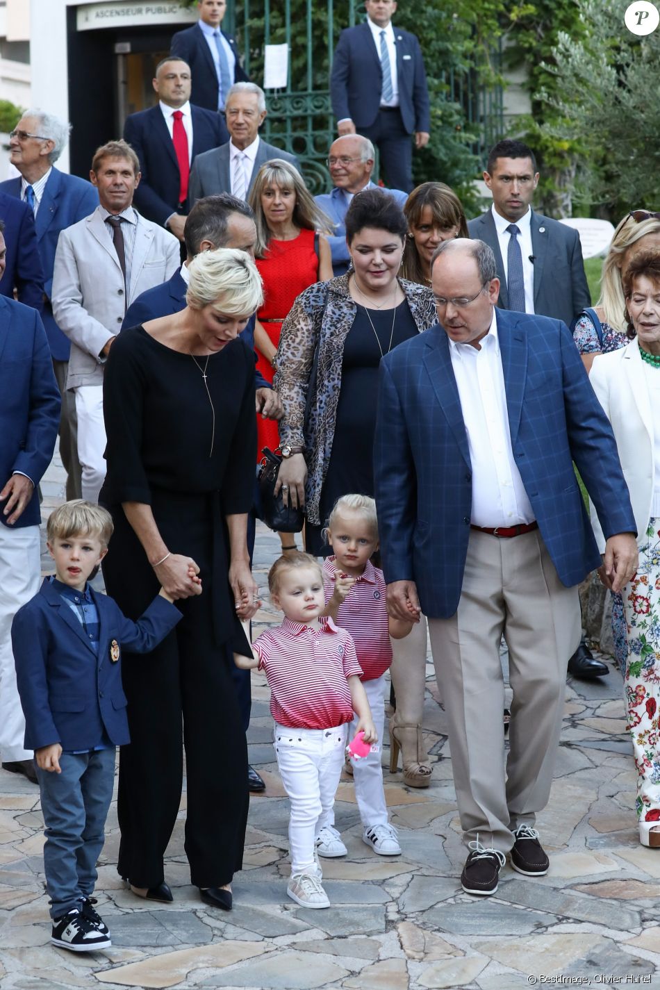 De gauche à droite, le fils de Jean Leonard de Massy, Melchior, la ...