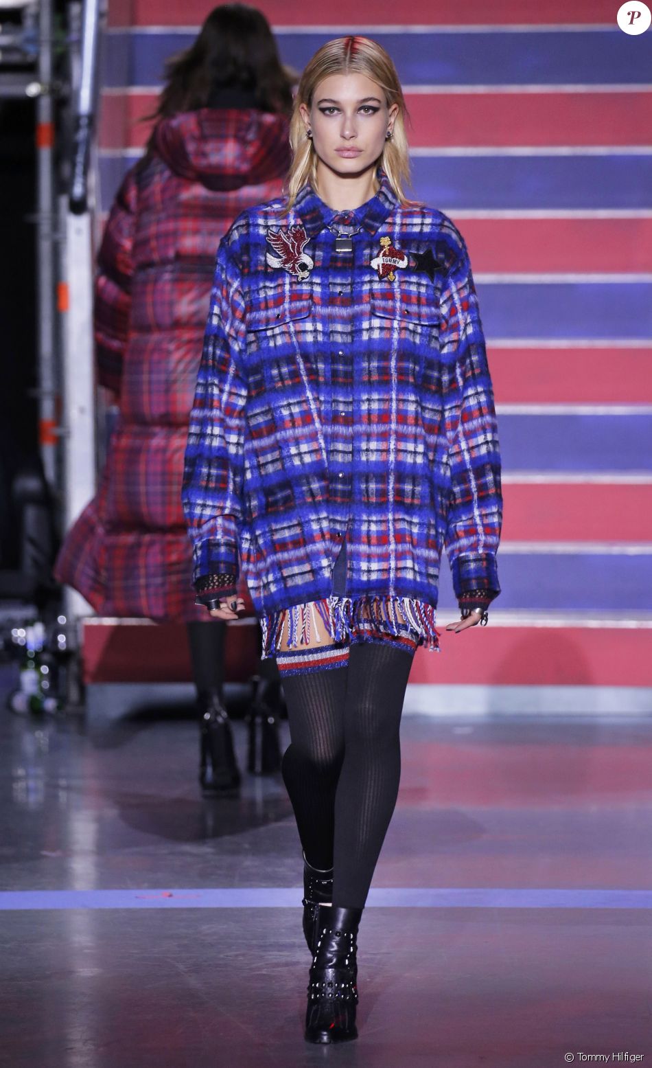 Hailey Baldwin défile pour Tommy Hilfiger le 19 septembre 2017 à ...