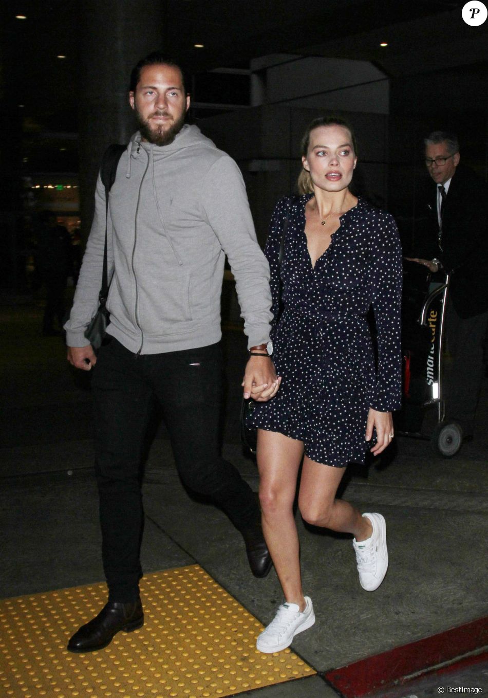 Margot Robbie et son mari Tom Ackerley arrivent à l'aéroport de LAX à ... Margot Robbie et son mari Tom Ackerley arrivent à l'aéroport de LAX à ...