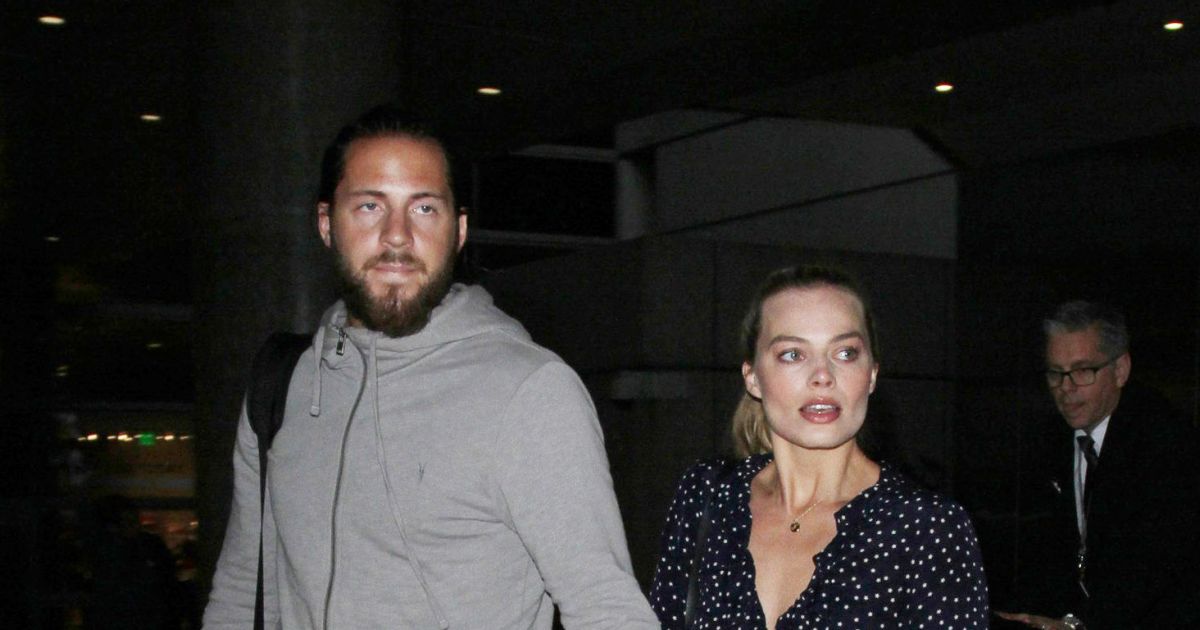 Margot Robbie et son mari Tom Ackerley arrivent à l'aéroport de LAX à ... Margot Robbie et son mari Tom Ackerley arrivent à l'aéroport de LAX à ...