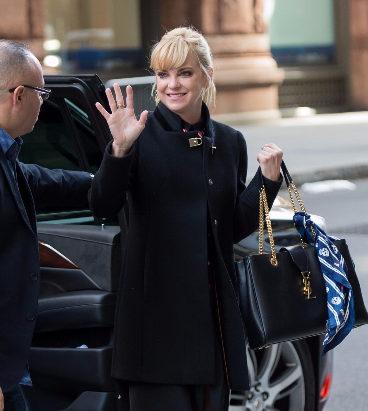 Photo : Anna Faris arrive à la tour AOL et salue ses fans à New York le ...