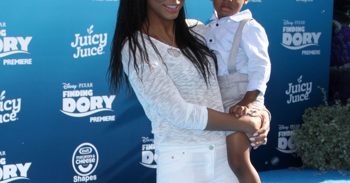 Tamar Braxton et son fils Logan Herbert à la première de Finding Dory ...