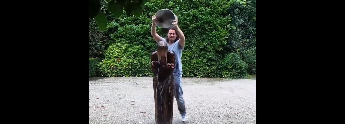 Photo : Lara Fabian, trempée, participe au Ice Bucket Challenge, le 25 ...