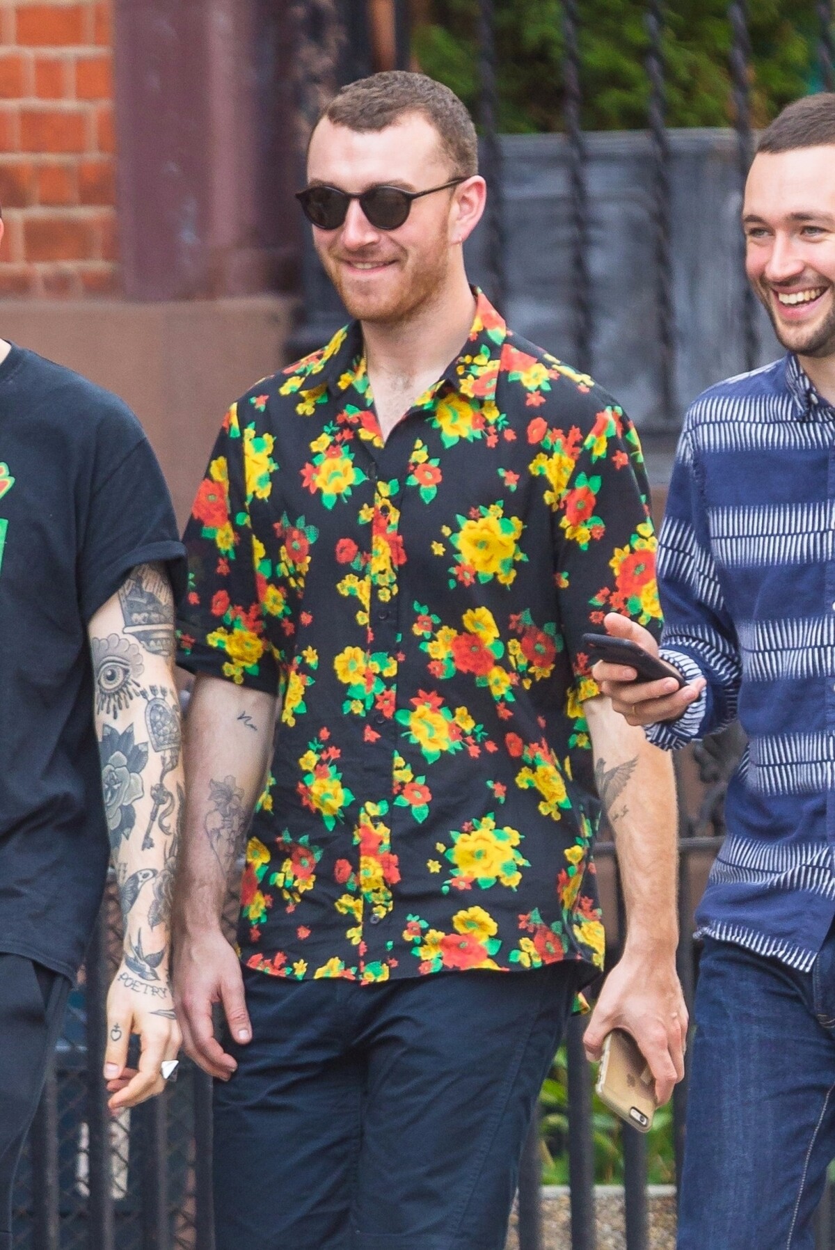 Photo : Sam Smith se promène avec ses amis à New York le 6 octobre 2017 ...