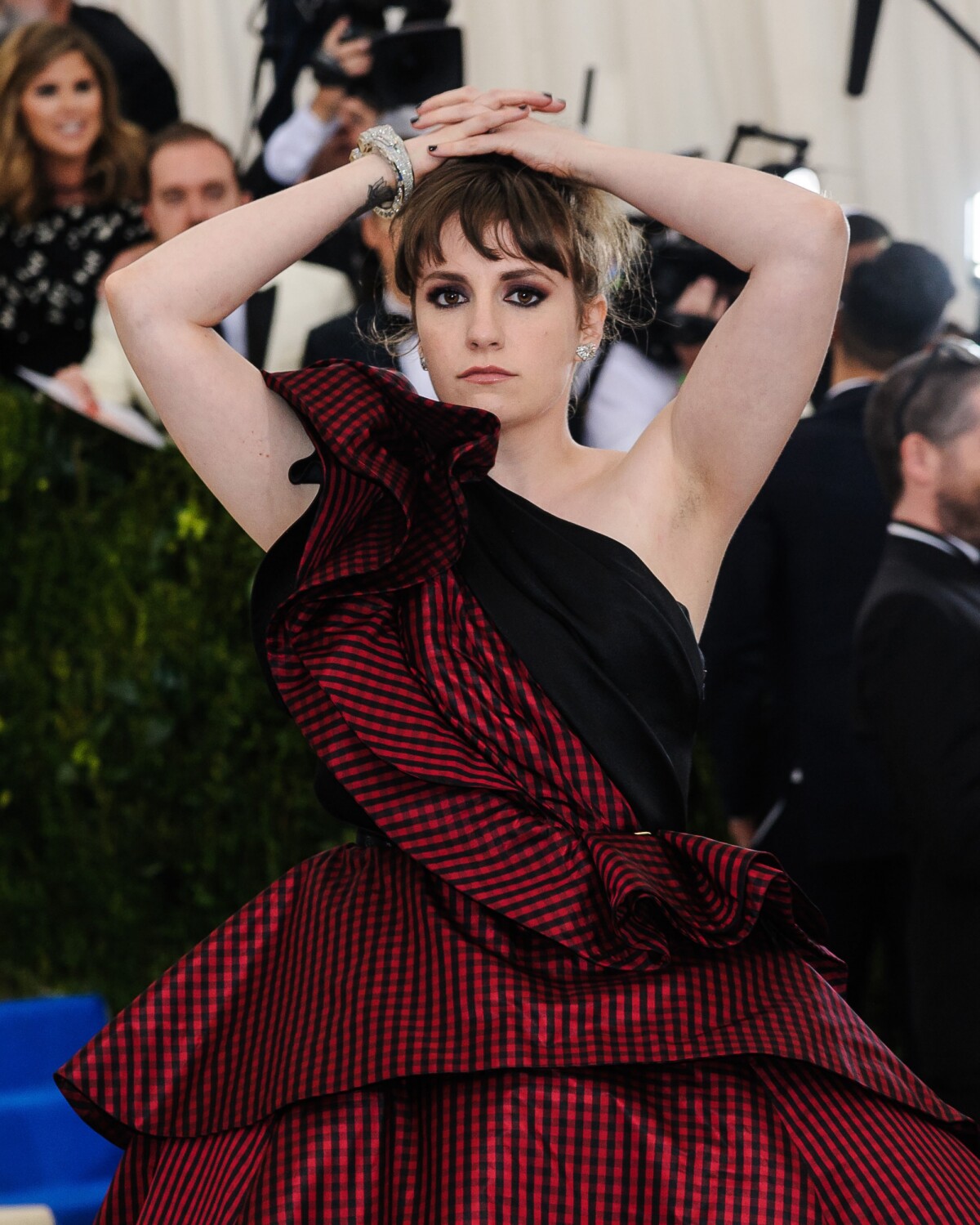 Photo : Lena Dunham - Les célébrités à la soirée MET 2017 Costume ...