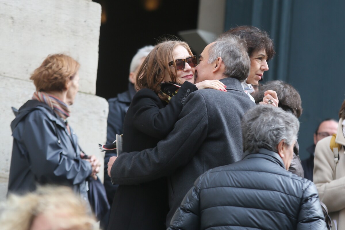 Photo : Isabelle Huppert et Thomas Chabrol - Sorties des obsèques de ...