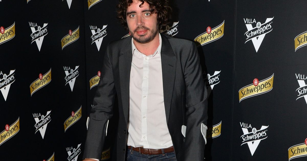 Semi-exclusif - Eric Metzger (en béquilles) - Showcase de Clara Luciani ...