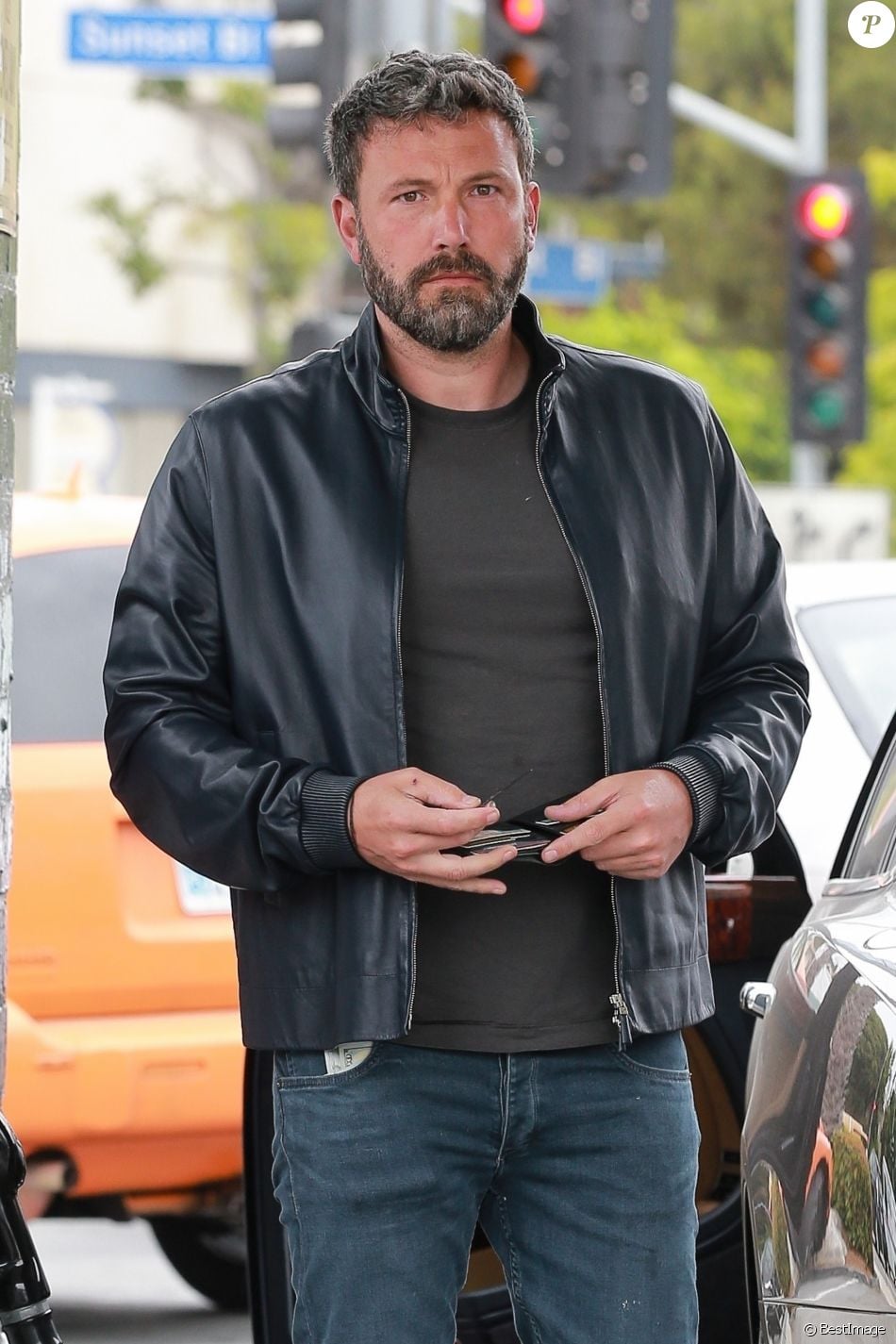 Ben Affleck fait le plein de sa Bentley à Brentwood le 23 mai 2018 ...