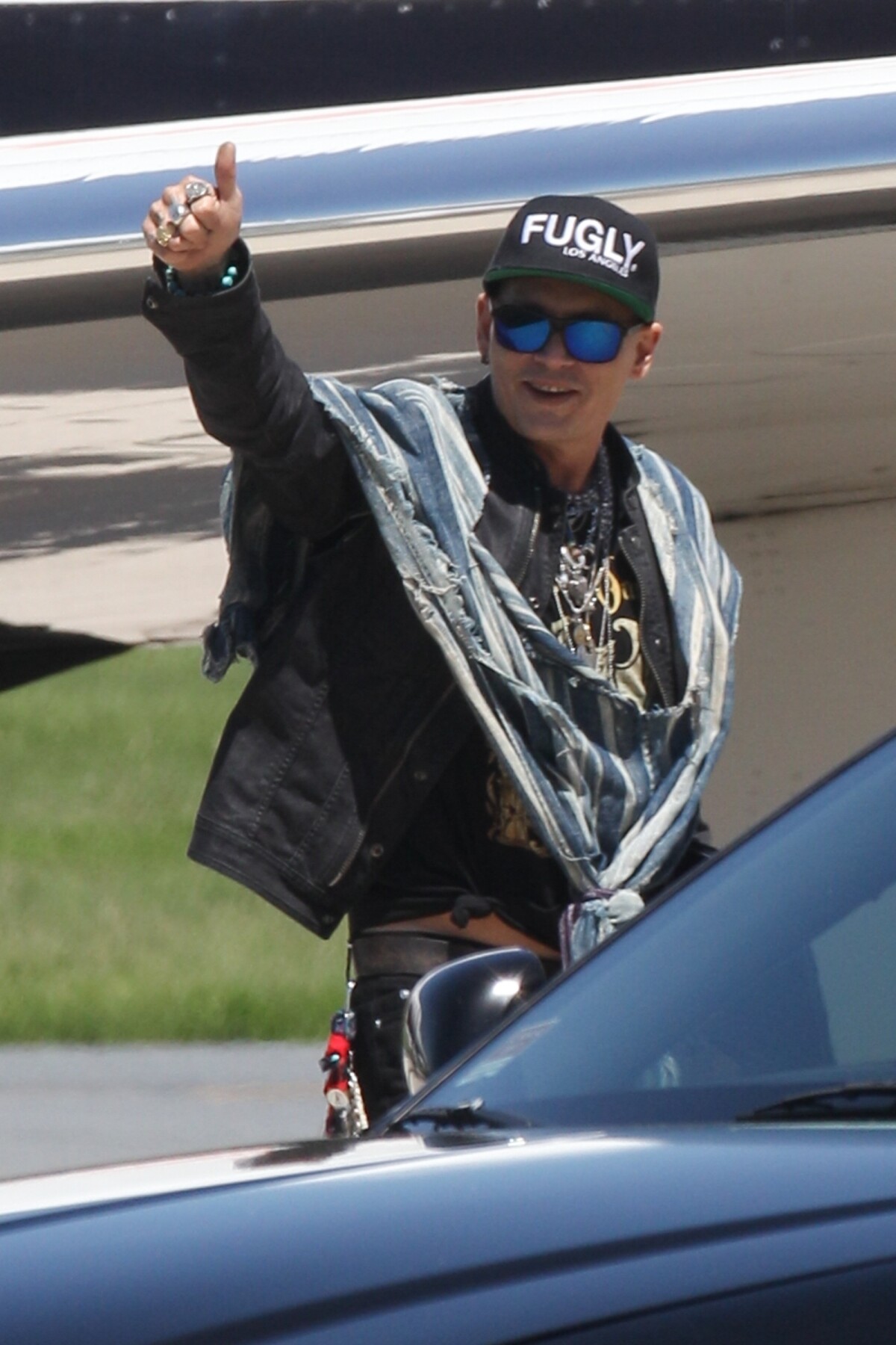 Photo : Exclusif - Johnny Depp arrive en jet privé à Bethlehem en ...