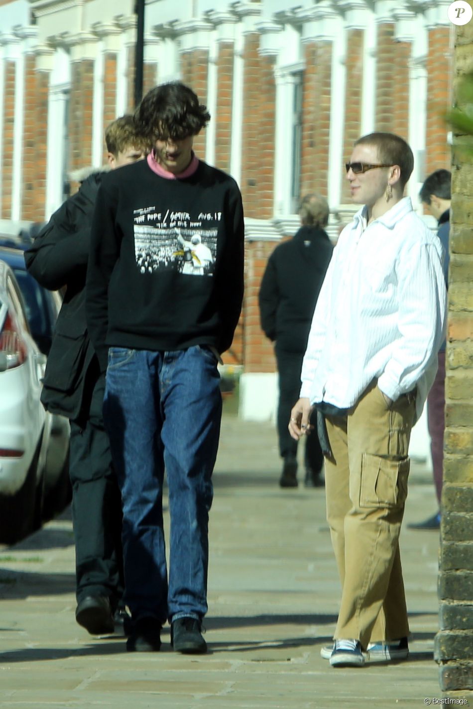 Exclusif - Rocco Ritchie se promène avec des amis dans les rues de ...