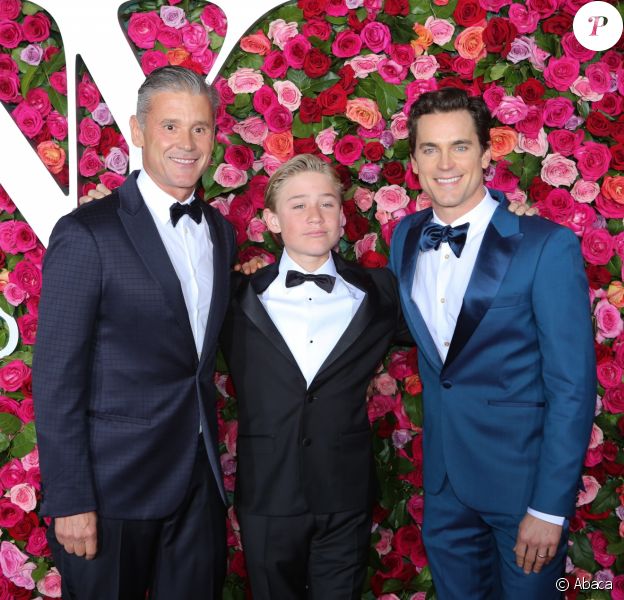 Matt Bomer présente son fils aux côtés de son mari Simon Halls - Purepeople