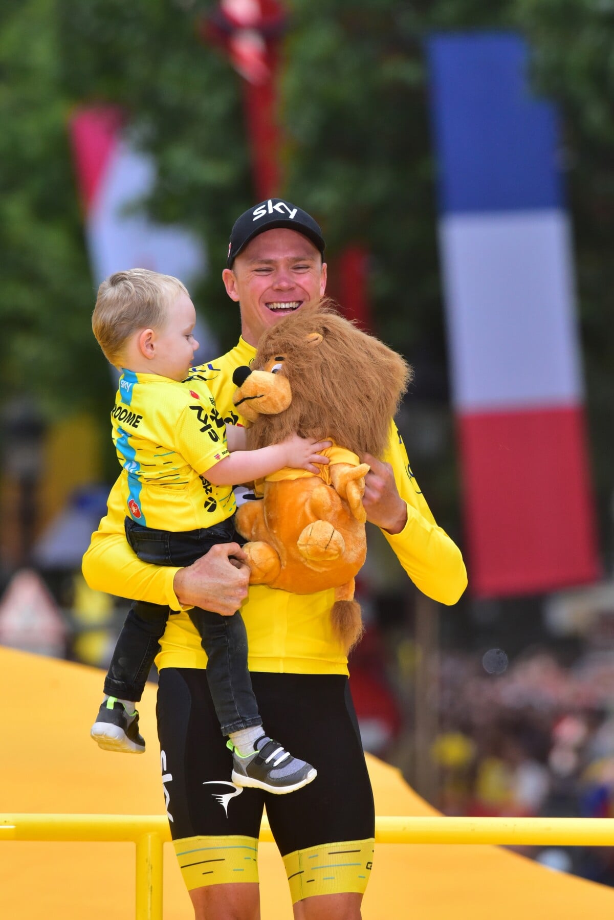 Photo : Christopher Froome avec son fils Kellan lors de l'arrivée ...
