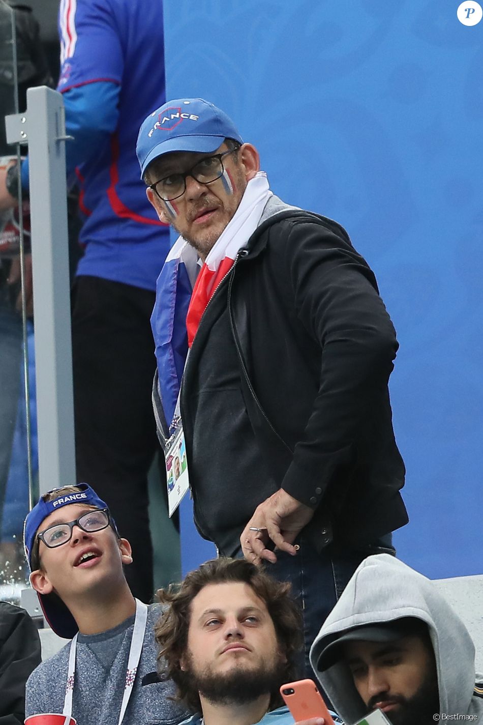 Dany Boon et son fils Eytan Boon - Célébrités dans les tribunes lors de ...