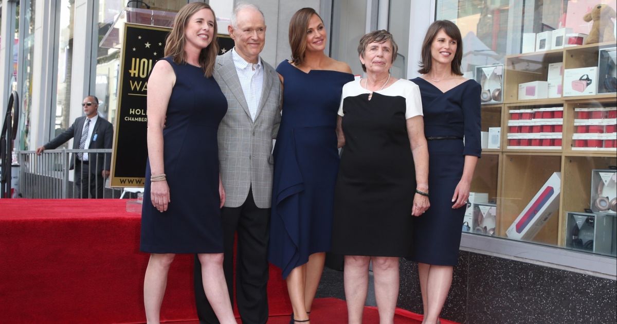 Jennifer Garner entre ses parents William John Garner et Patricia Ann ...