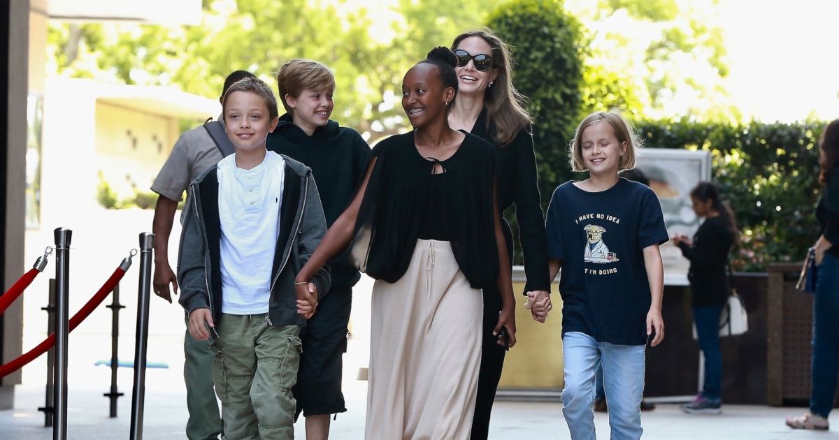 Angelina Jolie Et Ses Quatres Enfants Vivienne Zahara Knox Et Shiloh