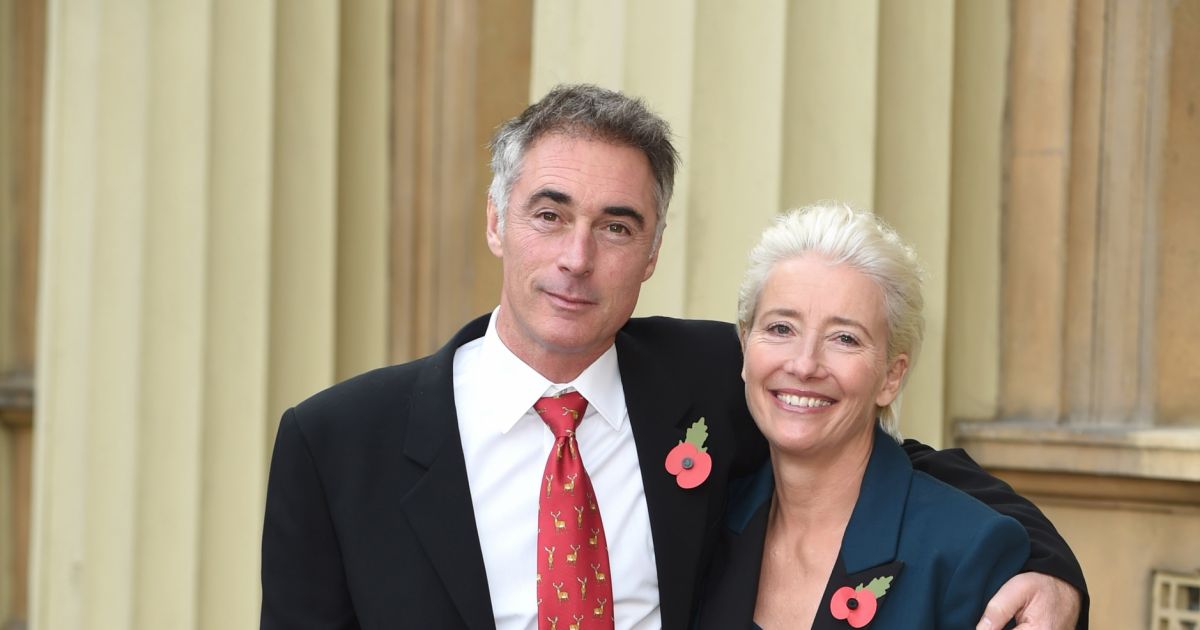 Emma Thompson quitte Buckingham Palace après avoir reçu sa distinction ...