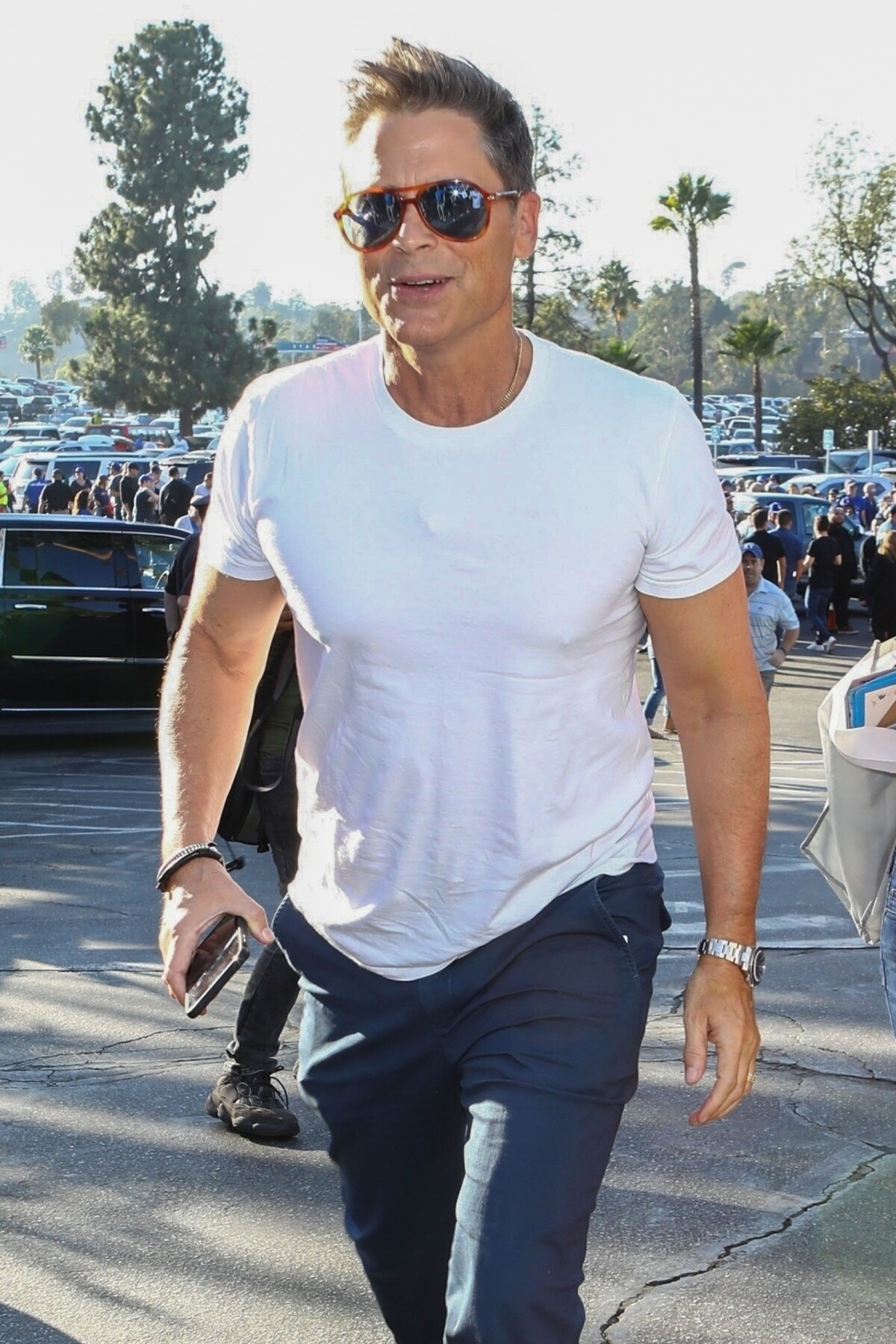 Photo : Rob Lowe signe des autographes à son arrivée au match de ...
