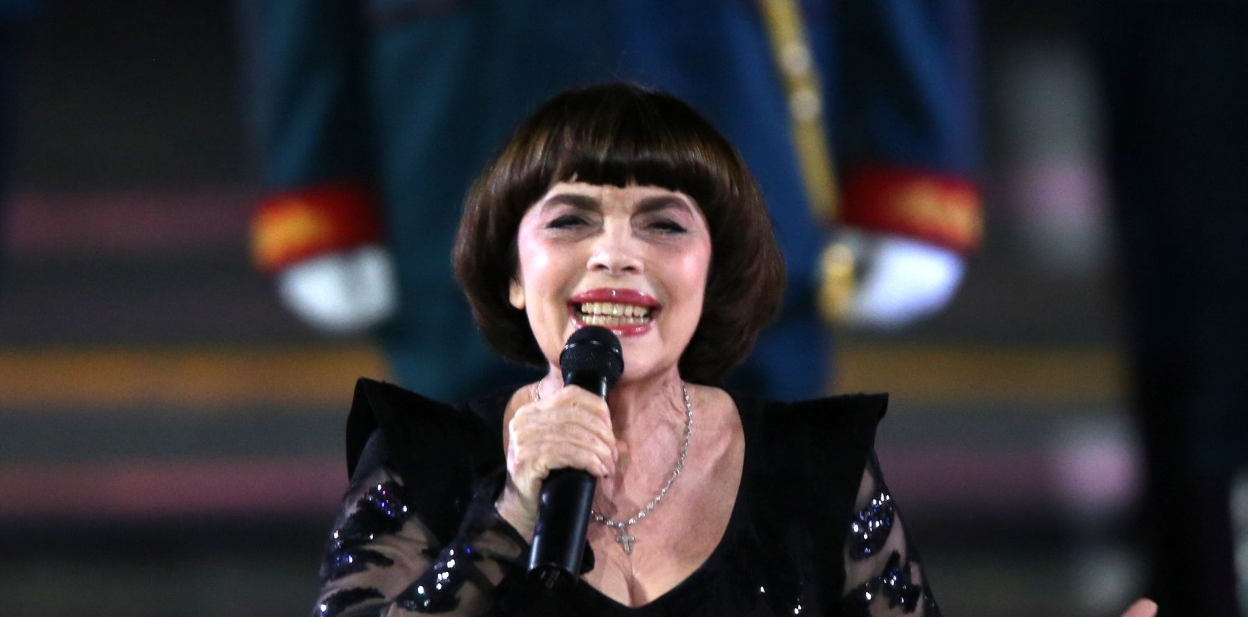 Mireille Mathieu et la mort de sa mère : "J'ai même douté de ma foi ...