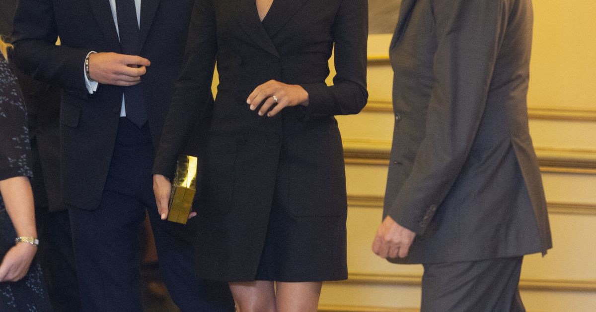 Meghan Markle a osé la minirobe blazer Judith & Charles au théâtre ...