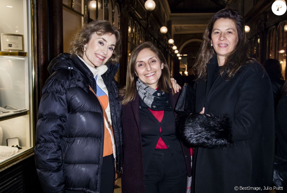 Natasha Fraser-Nazanine Ravai-Isabelle Moltzer lors du vernissage d ...
