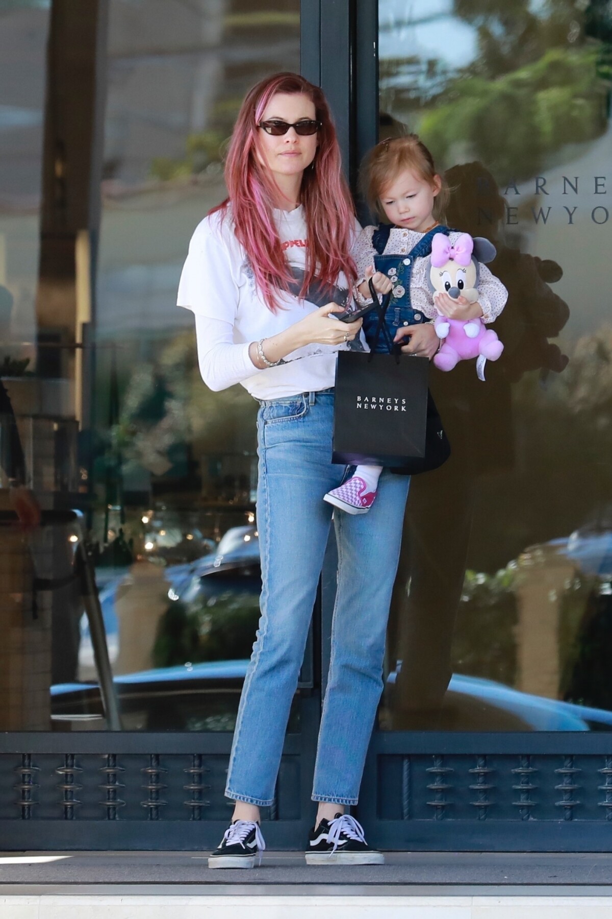Photo : Exclusif - Behati Prinsloo arbore une couleur de cheveux rose ...