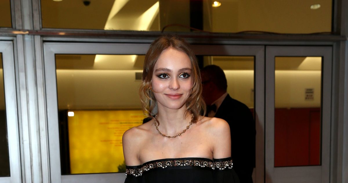 Lily-Rose Depp sortant de la projection du film La Danseuse lors du ...