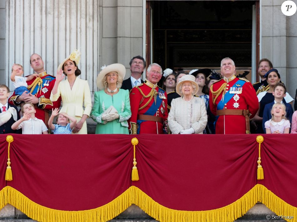 La reine Elizabeth II et la famille royale britannique au balcon du ...