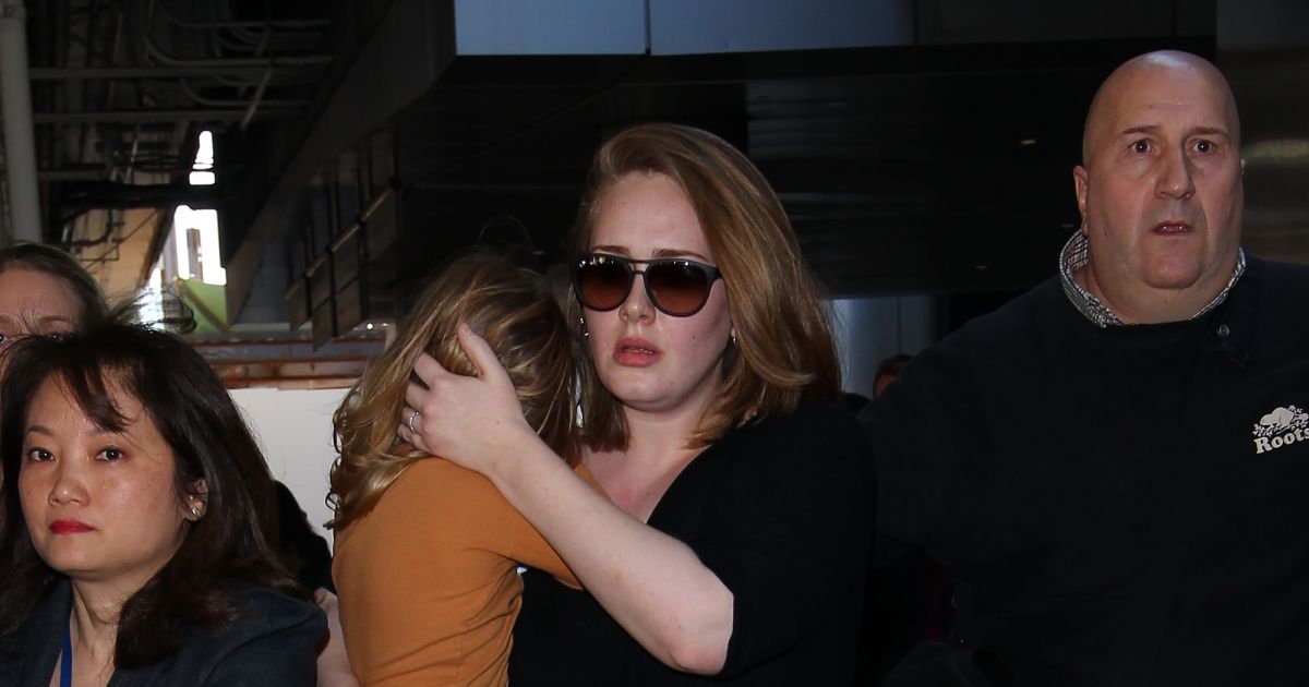 La chanteuse Adele et son fils Angelo Konecki arrivent à l'aéroport LAX ...