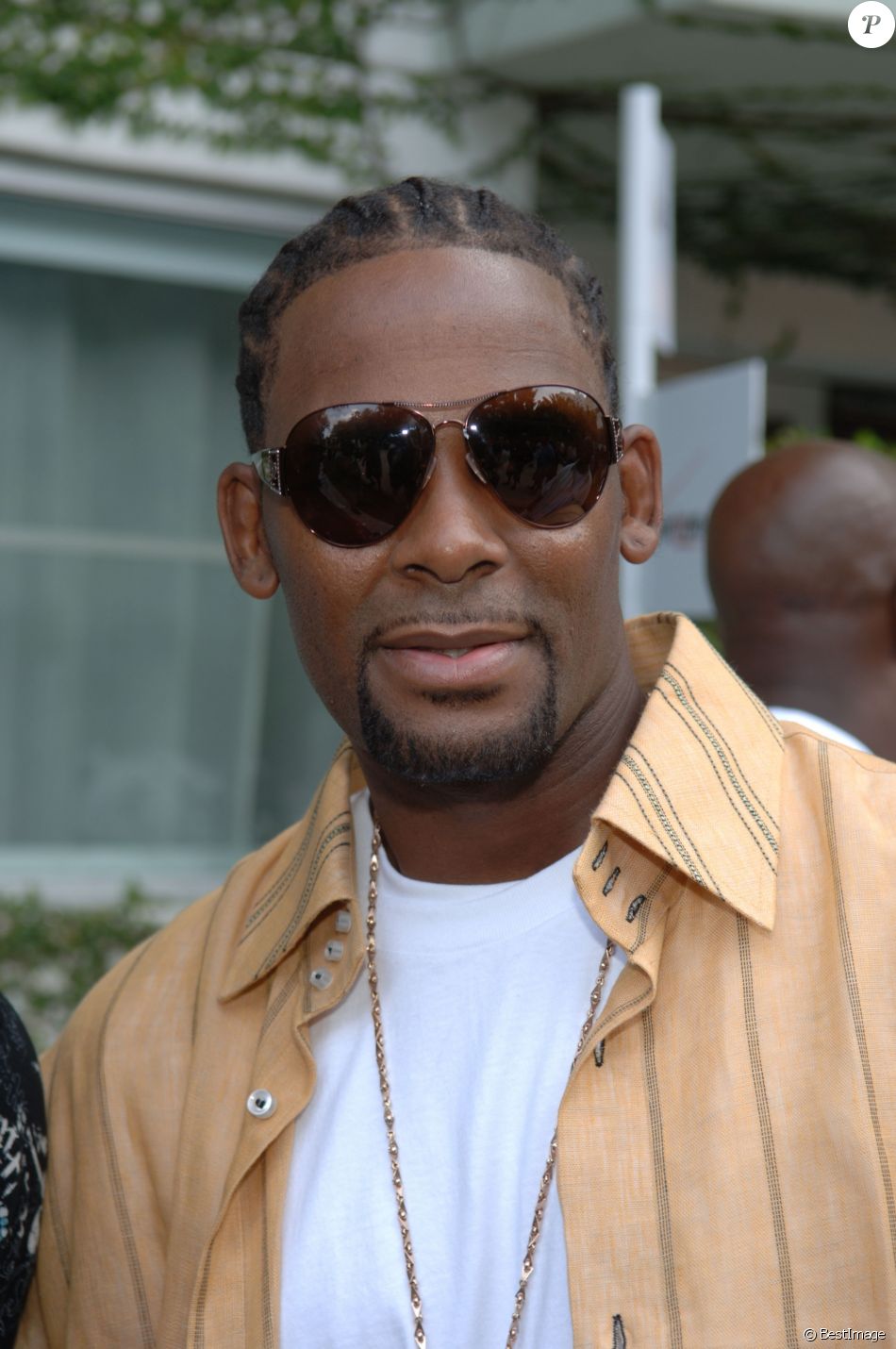 R. Kelly à la sortie de l'hôtel Sagamore à Miami, le 27 juillet 2005 ...