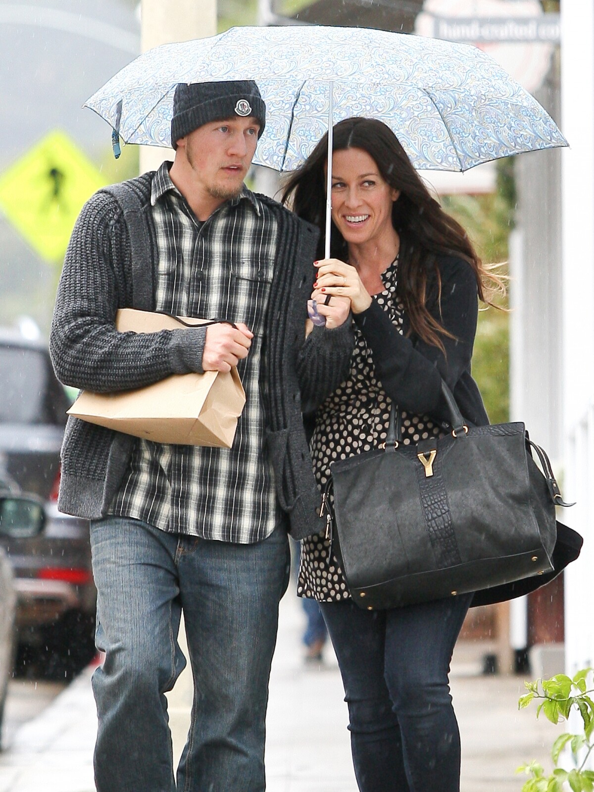 Photo : Alanis et son mari Mario se promènent sous la pluie de Los ...