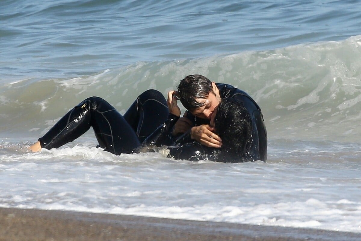 Photo : Dua Lipa et son petit ami Anwar Hadid font du surf à Malibu ...