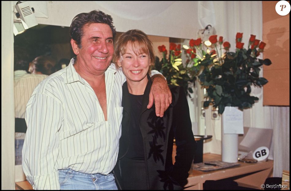 ARCHIVES - Gilbert Bécaud dans sa loge avec sa femme, le 1er octobre ...