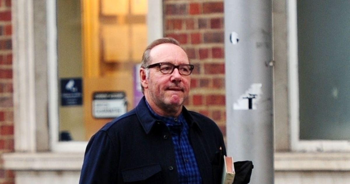 Exclusif - L'acteur américain Kevin Spacey quitte le restaurant ...
