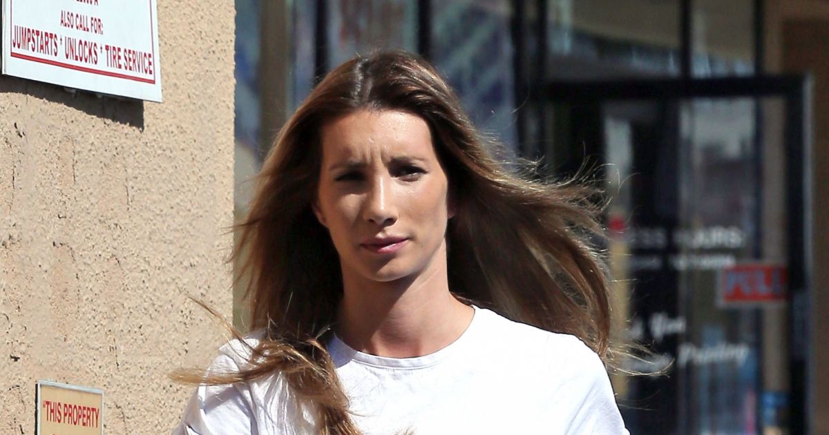 Sonni Pacheco sort d'un salon de manucure et fait quelques courses chez ...