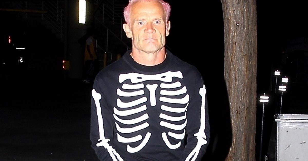 Flea Du Groupe Red Hot Chili Peppers Avec Un Costume De Squelette à La Sortie Du Match De