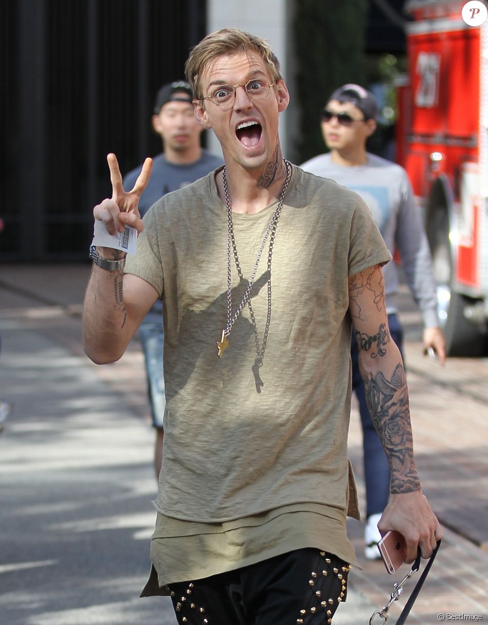 Le chanteur Aaron Carter se promène avec son chien à Beverly Hills le ...