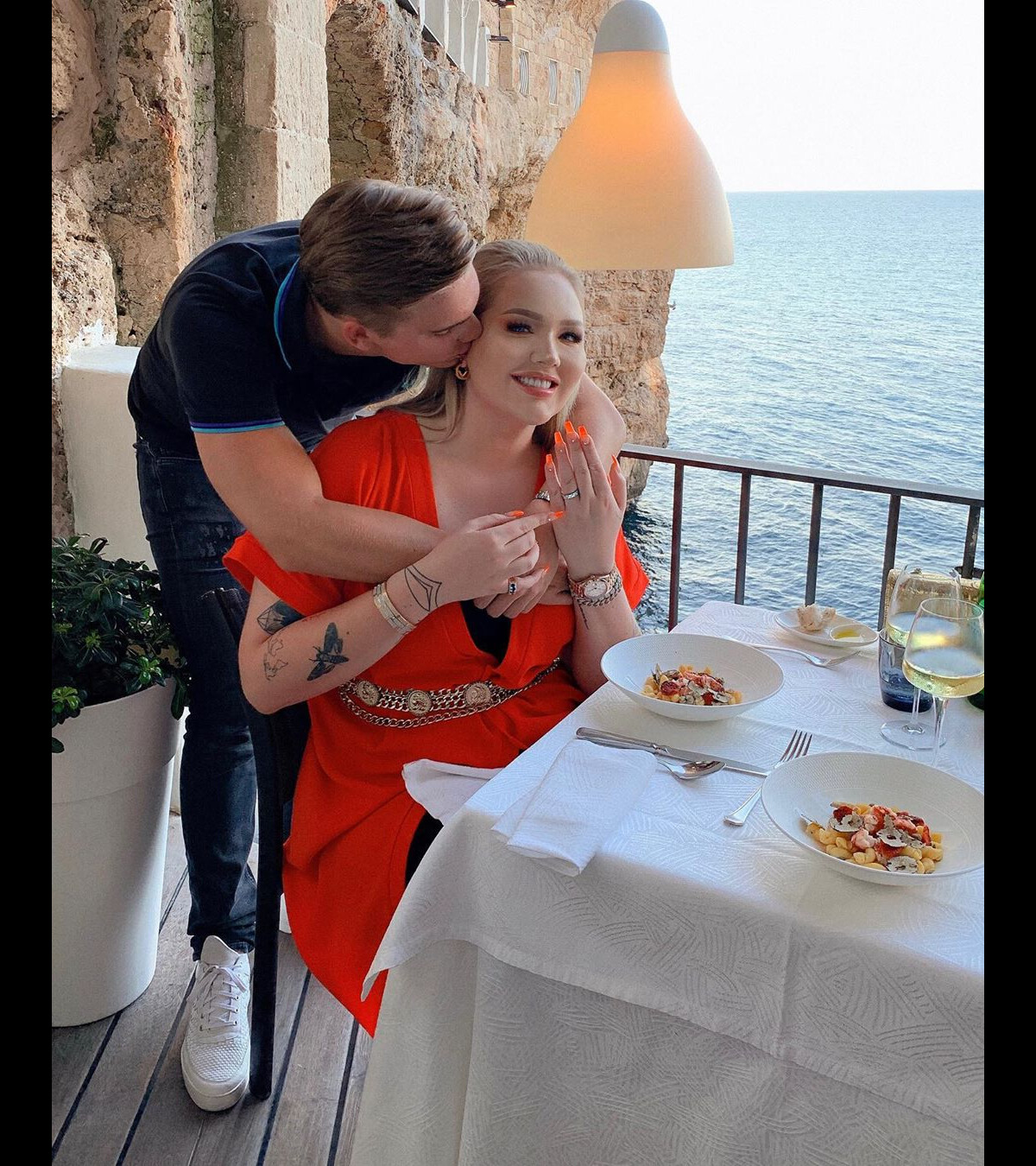 Photo : Nikkie Tutorials et son fiancé sur Instagram. - Purepeople