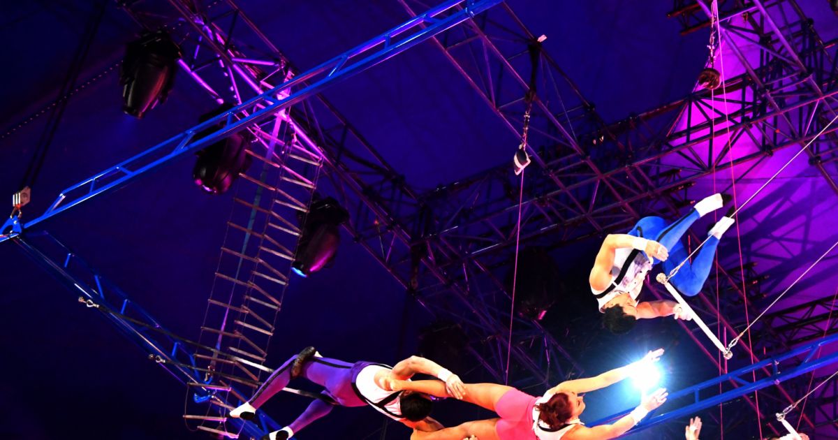 Les Tuniziani au trapèze volant durant la soirée d'ouverture du 44eme Festival International du ...