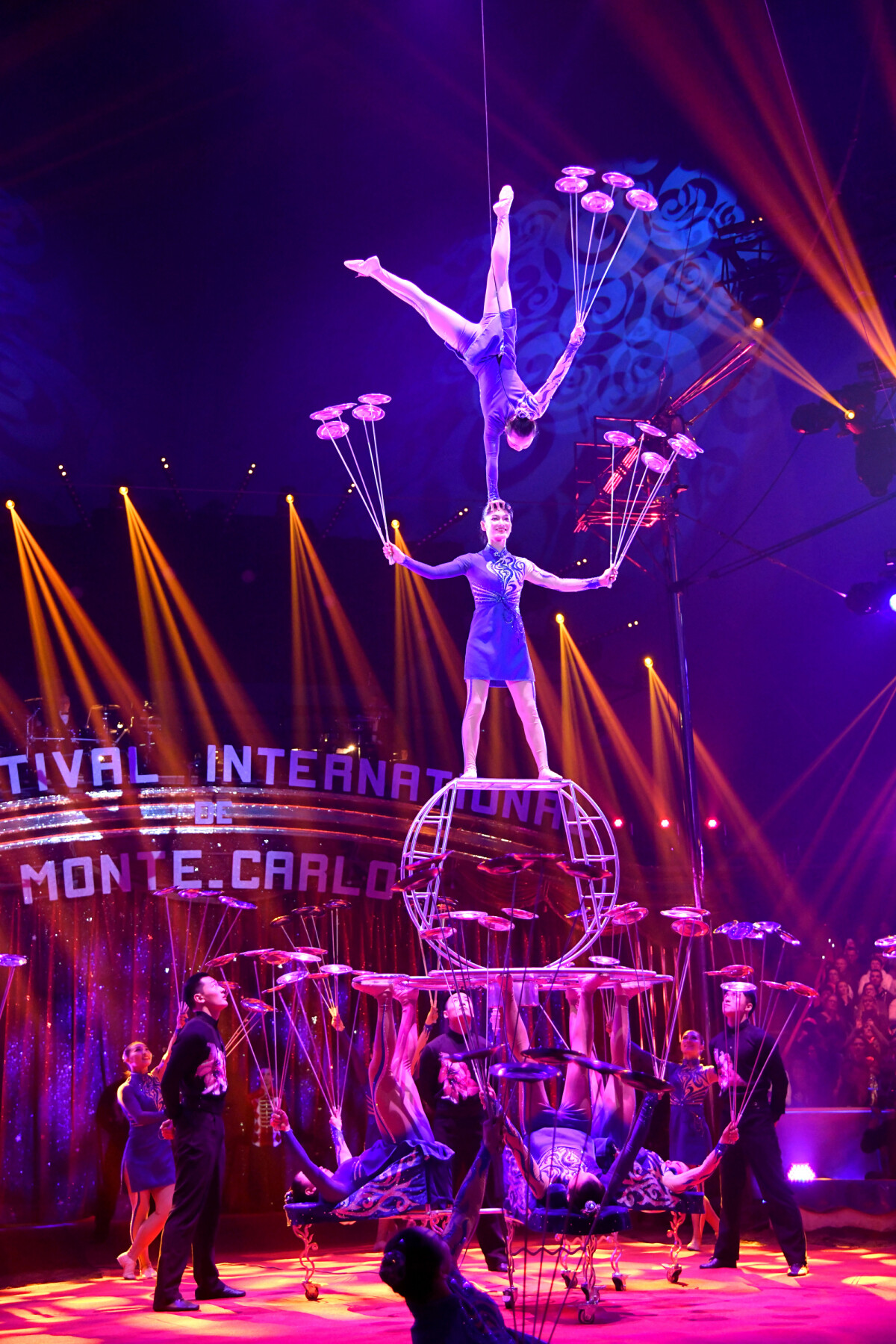 Photo : La troupe acrobatique de Shandong, "spinnig plates", durant la ...