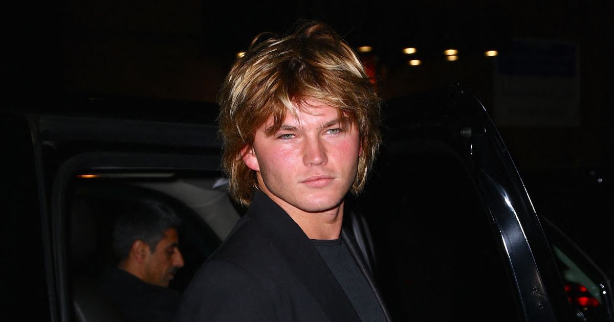 Jordan Barrett arrive au Modern Skylight pour assister à la soirée des ...